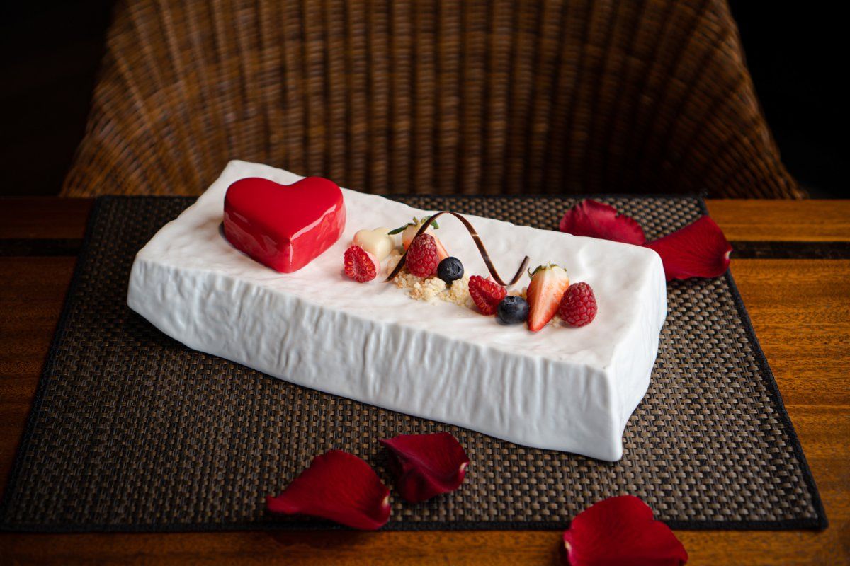 มื้อพิเศษสุดแสนโรแมนติกช่วงวันวาเลนไทน์ ณ คราวน์ พลาซ่า กรุงเทพฯ ...