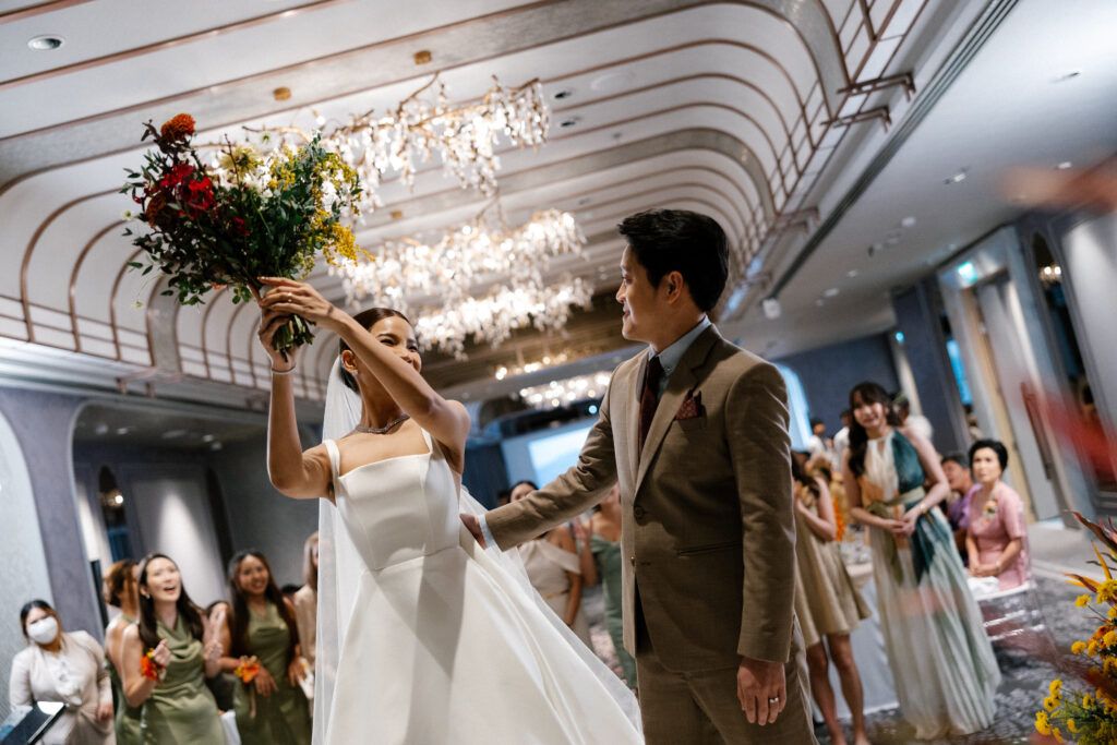 รีวิวแต่งงานโทนสีไม่เอาท์ Minimal & Timeless ณ โรงแรมเดอะ สลิล ...